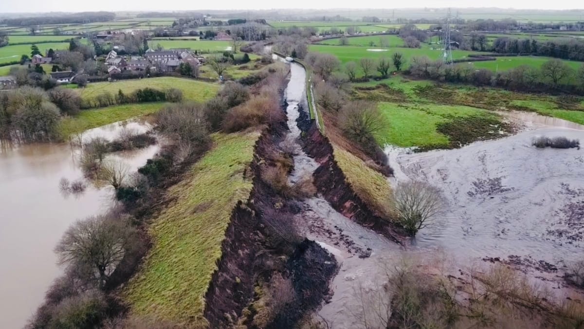 Video: Bridgewater Canal embankment collapses at Dunham Massey in most ...